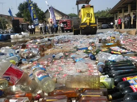 Ribuan liter Miras dimusnahkan - Espos.id