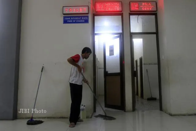 KELOLA TOILET PASAR : Tak Boleh Pungut Retribusi, Penjaga Toilet Pasar Tradisional di Solo ...