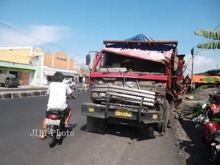 KECELAKAAN KLATEN : Truk Tronton Seruduk Truk Pasir Parkir, Sopir Tergencet - Espos.id