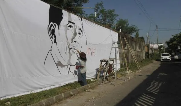 FOTO JOKOWI CAPRES : Ari Gondrong Lukis Joko Widodo di Kain - Espos.id
