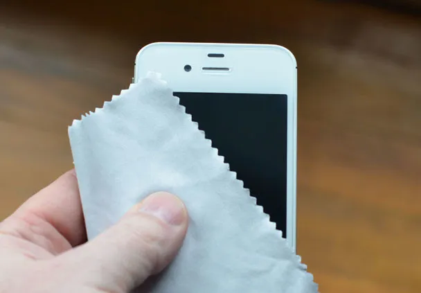 TIPS SELULER : Ini Cara Bersihkan Layar Sentuh Handphone - Espos.id