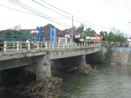 KERUSAKAN INFRASTRUKTUR : Fondasi Diterjang Arus Sungai, Jembatan Tukuman Melengkung - Espos.id