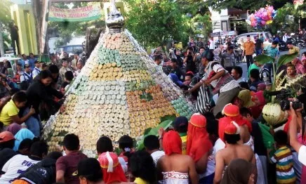 FOTO FESTIVAL APEM : Begini Serunya Berebut Apam di Jombang - Espos.id