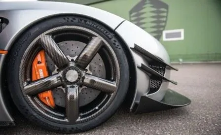 AKSESORI MOBIL : Pelek Ringan Berbahan Fiber Bisa Dinikmati Semua Mobil ...