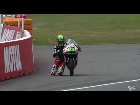 VIDEO UNIK MOTOGP : Nyaris Jatuh, Pembalap Ini Finis dengan Bantuan ...