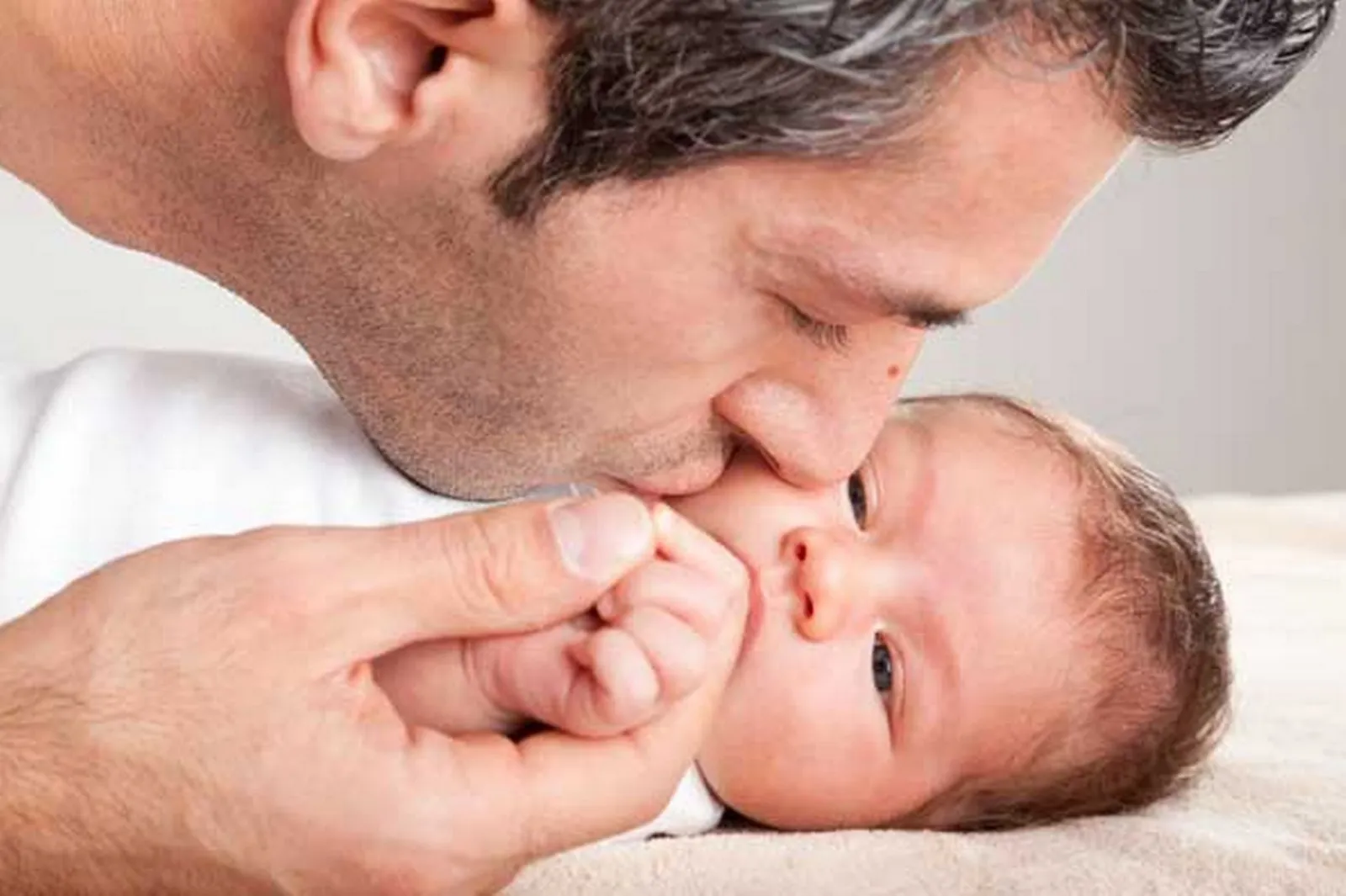 TENTANG ISLAM : Tata Cara Kumandangkan Azan dan Ikamah di Telinga Bayi ...