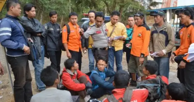 KEBAKARAN LAWU : Jalani Ritual, Hanya 7 Pendaki Mau Turun Gunung Lawu - Espos.id