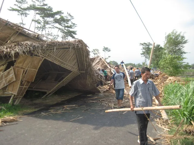 BENCANA ALAM KLATEN : Diterjang Angin Ribut, Los Tembakau Ambruk - Espos.id | Espos Indonesia ...