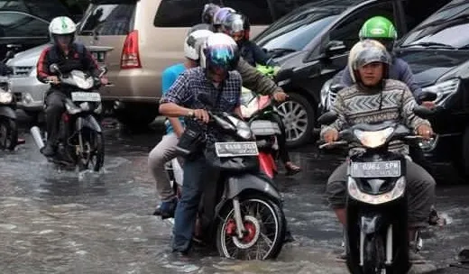 TIPS OTOMOTIF : Skutik Jangan Terjang Banjir! Ini Risikonya - Espos.id | Espos Indonesia dari ...