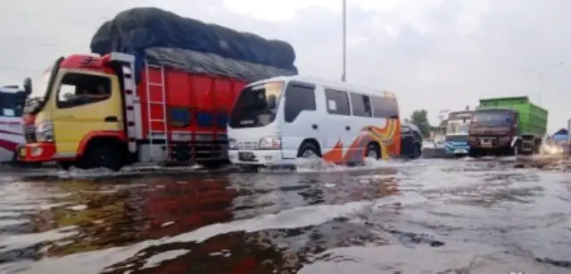 ROB SEMARANG : Banjir Air Laut Bikin Macet Arus Lalu Lintas - Espos.id