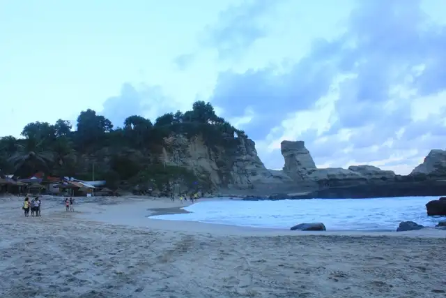 Sebelum Meninggal Terseret Ombak, 2 Pelajar Boyolali Berkemah di Pantai Klayar - Espos.id