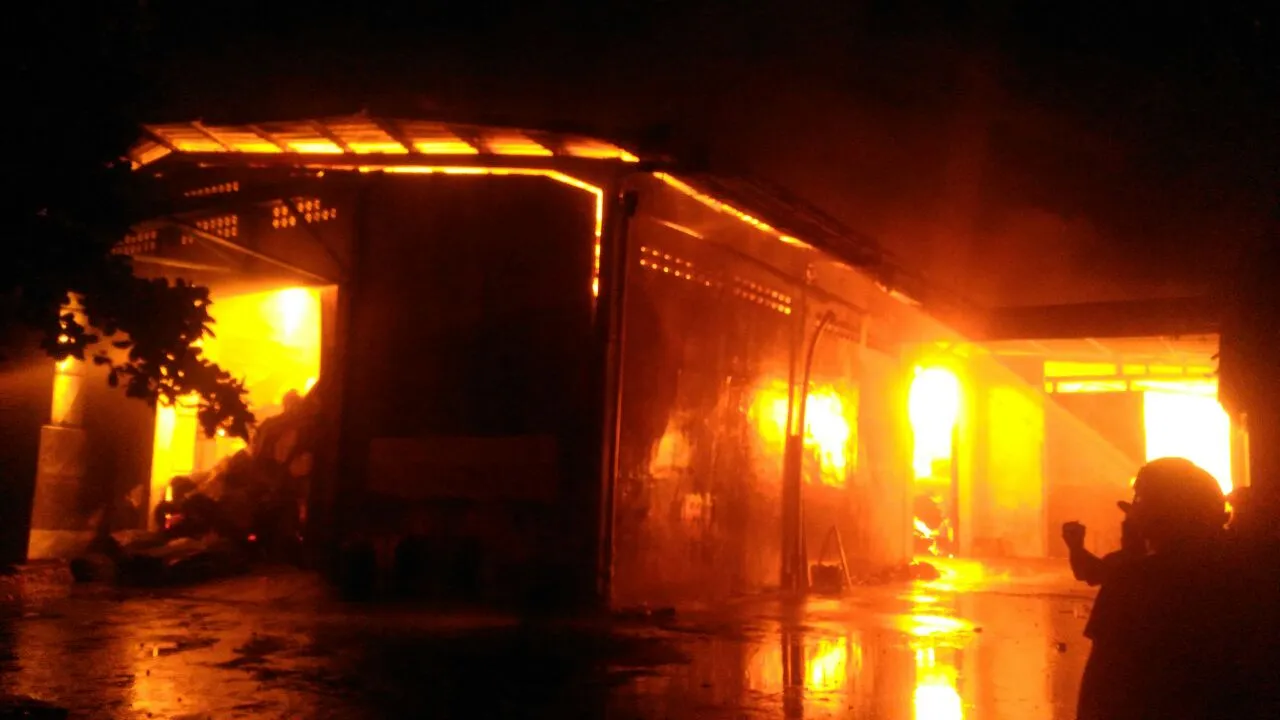 KEBAKARAN KARANGANYAR : Begini Kronologi Gudang Pabrik Tekstil Jaten Kobong - Espos.id