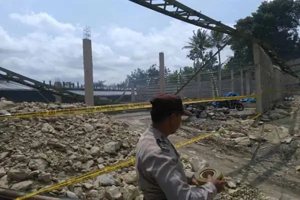 KECELAKAAN KERJA : Pabrik Arang Briket Ambruk, 4 Luka - Espos.id | Espos Indonesia dari Solo ...