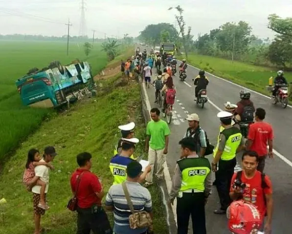 KECELAKAAN GROBOGAN : Bus Terjungkal ke Sawah, 7 Penumpang Luka-luka ...