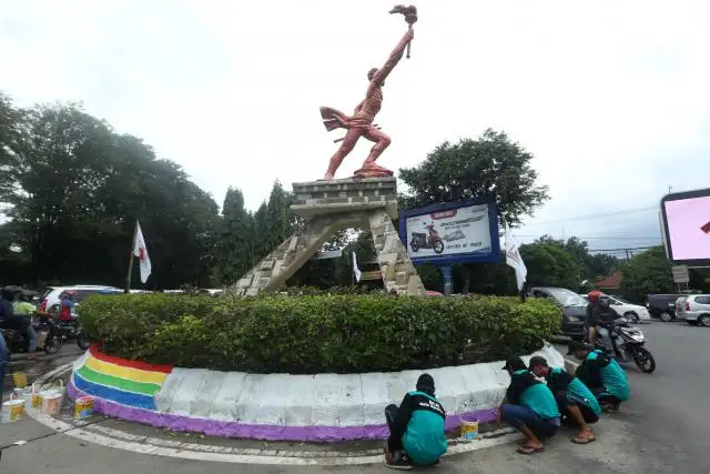 PENATAAN KOTA SOLO : Warna Pelangi Taman Patung Obor Manahan Terus Tuai ...