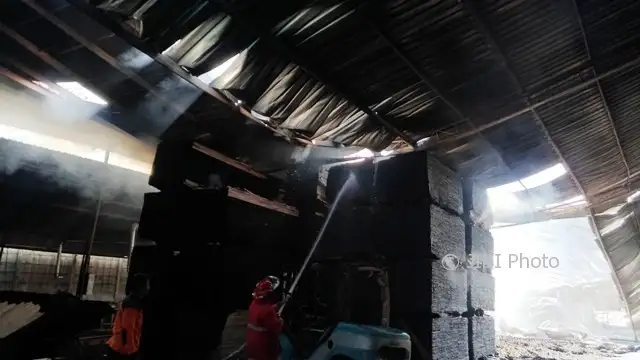 Pabrik Kayu Triplek di Jalan Solo-Purwodadi Ludes Terbakar - Espos.id