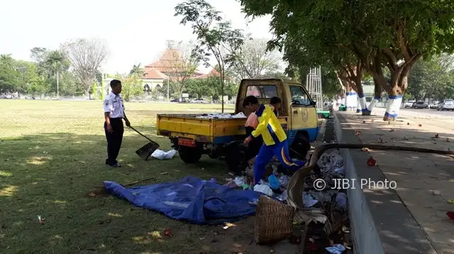 3 Jam Tak Cukup untuk Bersihkan Sampah di Alun-Alun Karanganyar - Espos.id