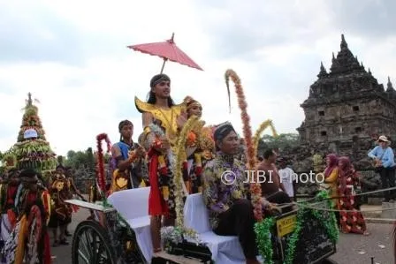 WISATA KLATEN : Indahnya Arak-Arakan Festival Candi Kembar Berlatar ...