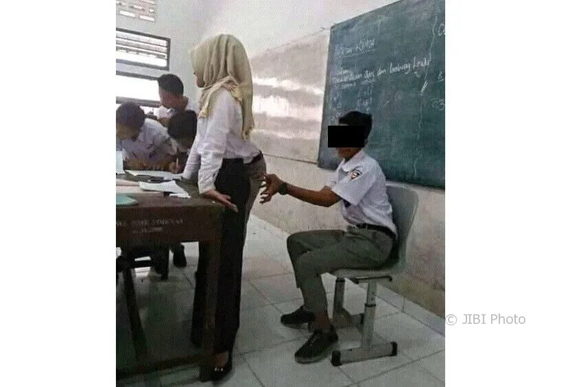 FOTO VIRAL: Tak Sopan! Murid Ini Pamer Pose Lecehkan Guru di Kelas - Espos.id