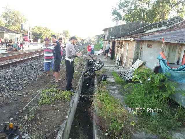 KECELAKAAN SRAGEN : Pengendara Motor Meregang Nyawa Tersambar KA di ... KECELAKAAN SRAGEN : Pengendara Motor Meregang Nyawa Tersambar KA di ...