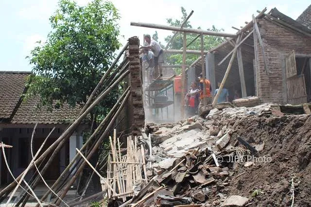 Tembok Rumah Kosong Ambruk Timpa Rumah Tetangga di Klaten - Espos.id | Espos Indonesia dari Solo ...