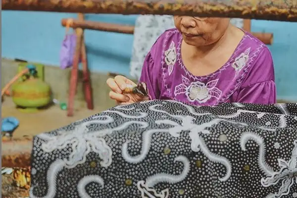 Mengenal Go Tik Swan yang Diklaim Penemu Batik Pertama di Indonesia ...