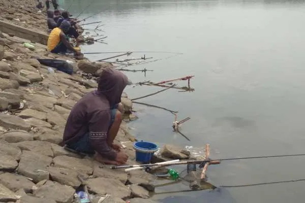 Air di Waduk Bade Boyolali Kian Tinggi, Pemancing Gembira - Espos.id