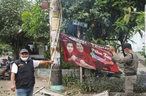 Salahi Aturan, Puluhan APK Gibran-Teguh dan Bajo Diturunkan Tim ... Salahi Aturan, Puluhan APK Gibran-Teguh dan Bajo Diturunkan Tim ...