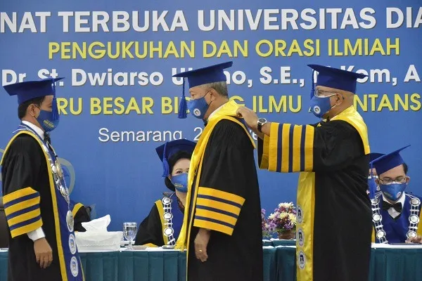 Hari Guru, Udinus Semarang Kukuhkan Guru Besar Ilmu Akuntansi - Espos.id