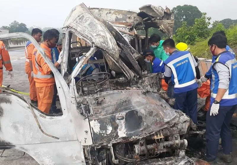 3 Orang Meninggal, Elf Terbakar di Jalan Tol Madiun Ternyata Bawa ... 3 Orang Meninggal, Elf Terbakar di Jalan Tol Madiun Ternyata Bawa ...