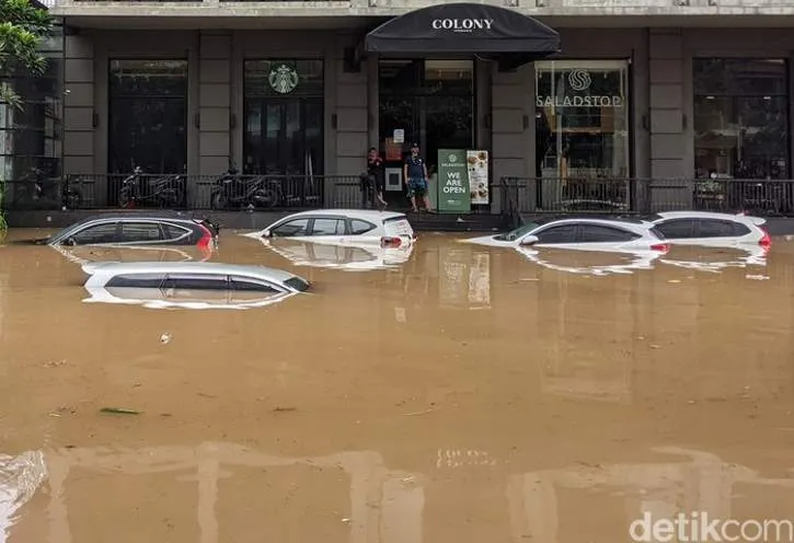 Langkah-Langkah yang Harus Dilakukan Saat Mobil Terendam Banjir - Espos.id