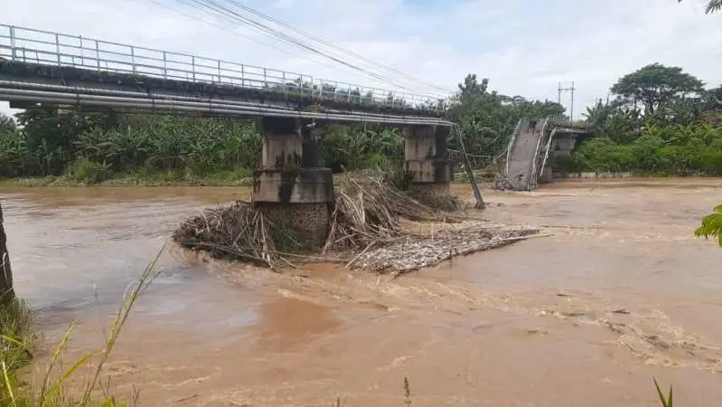 Ngeri! Pria Ini Ceritakan Kondisi Jembatan Patihan Madiun 10 Menit Sebelum Diterjang Arus - Espos.id