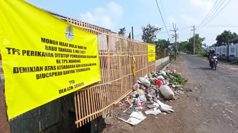 Sudah Ditutup, Warga Masih Saja Nekat Buang Sampah di TPS Perikanan Sragen - Espos.id