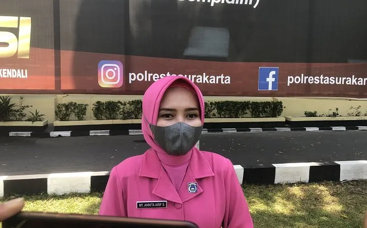 Bripka Arif Setiawan Dapat Penghargaan Gegara Bantu Jualan Koran, Begini Komentar Istri - Espos.id