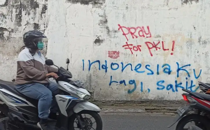 Coretan Indonesia Lagi Sakit Muncul di Tembok Pertokoan Jl Kusumoyudan ...
