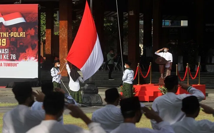 Bersarung, Berpeci, Pakai Koko Putih, Gibran Peringati Hari Santri ... Bersarung, Berpeci, Pakai Koko Putih, Gibran Peringati Hari Santri ...