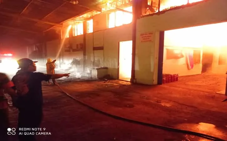 Butuh 7 Unit Damkar untuk Padamkan Api di Pabrik Tekstil Jaten - Espos.id