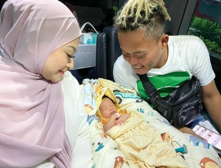Nathalie Holscher dan Baby Adzam Akhirnya Diizinkan Pulang ke Rumah - Espos.id