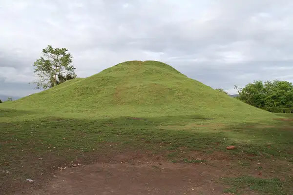Berbentuk Bukit Piramida Hijau, Candi Abang Lapuk Dimakan Usia - Espos.id