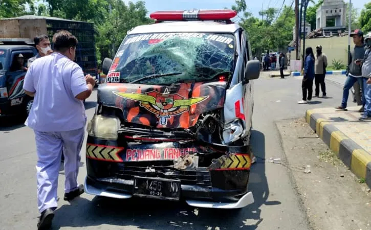 Ambulans Bawa Jenazah Tabrak Bus Sugeng Rahayu di Depan Terminal Madiun - Espos.id | Espos ...
