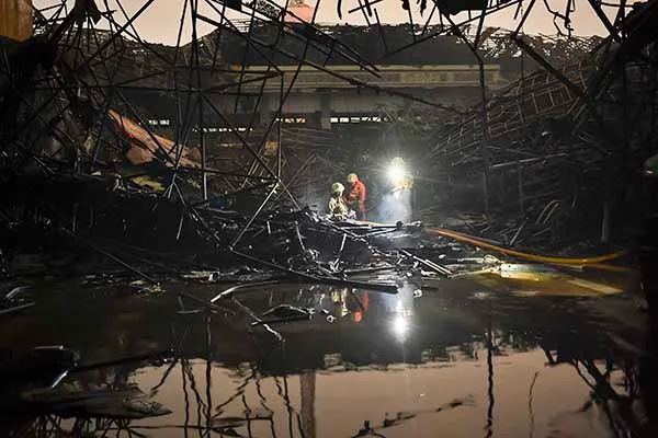 Potret Reruntuhan Kubah Masjid Jakarta Islamic Center Pasca Kebakaran Hebat - Espos.id