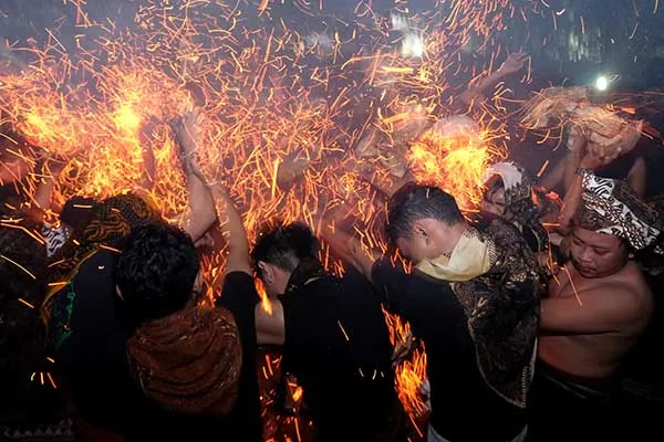 Tradisi Perang Api di Bali, Ritual Sembahyang Bulan Purnama Keempat ...