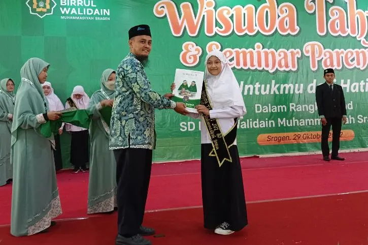 Milad ke-18, SD Birrul Walidain Muhammadiyah Sragen Gelar Wisuda Tahfiz - Espos.id