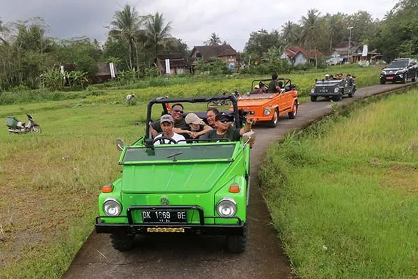 Potret Asyiknya Berwisata Naik Mobil Klasik Susuri Desa di Magelang - Espos.id | Espos Indonesia ...