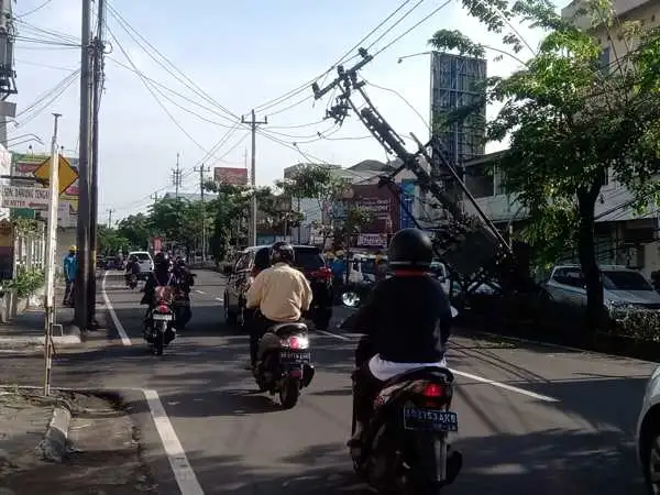 Tiang Listrik di Jl Yos Sudarso Dawung Solo Ambruk Diduga akibat Tertabrak Truk - Espos.id