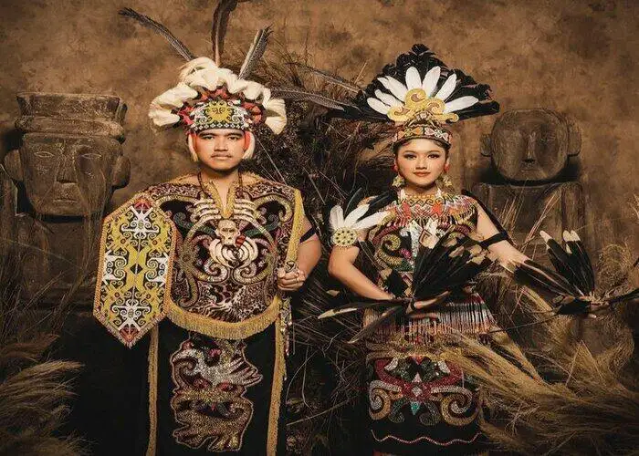 Kaesang dan Erina Gudono Kenakan Pakaian Adat Dayak Panen Pujian - Espos.id