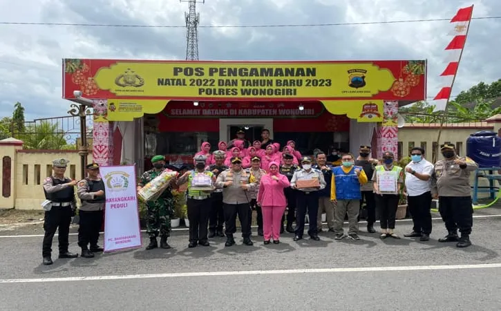 Bhayangkari Wonogiri Beri Tali Asih ke Petugas Pospam Nataru - Espos.id