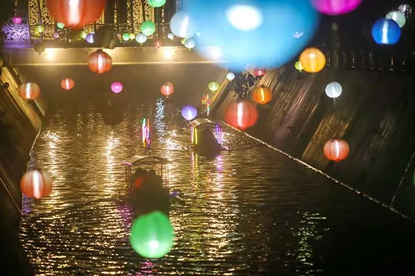 Asyiknya Naik Perahu Wisata Susuri Kali Pepe Solo Dihias Lampion Warna-Warni - Espos.id | Espos ...