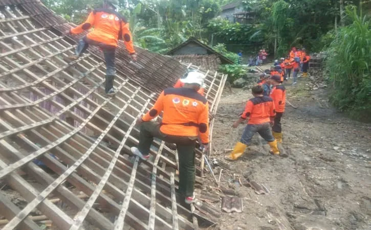 Kompak! Warga Wonogiri Gotong Royong Bantu Para Korban Bencana - Espos.id