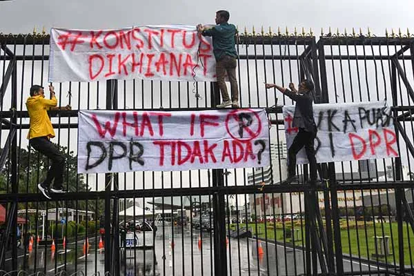 Demo Tolak Pengesahan UU Cipta Kerja, Mahasiswa Geruduk Gedung DPR - Espos.id